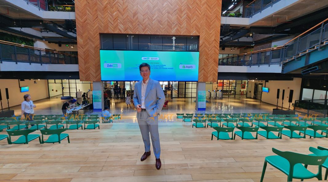 Simultaneous translation at ZaloPay x Shopify Business Conference